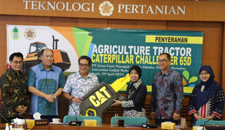 Penyerahan Traktor Caterpillar 65D dari PT Great Giant Pinneaple kepada ...