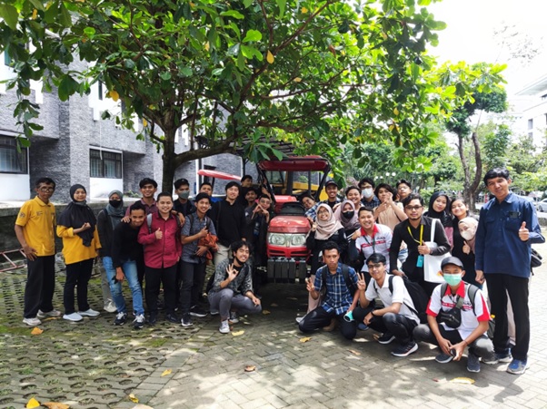 Pelatihan Pengoperasian dan Perawatan Dasar Traktor Roda 4 - Teknik ...