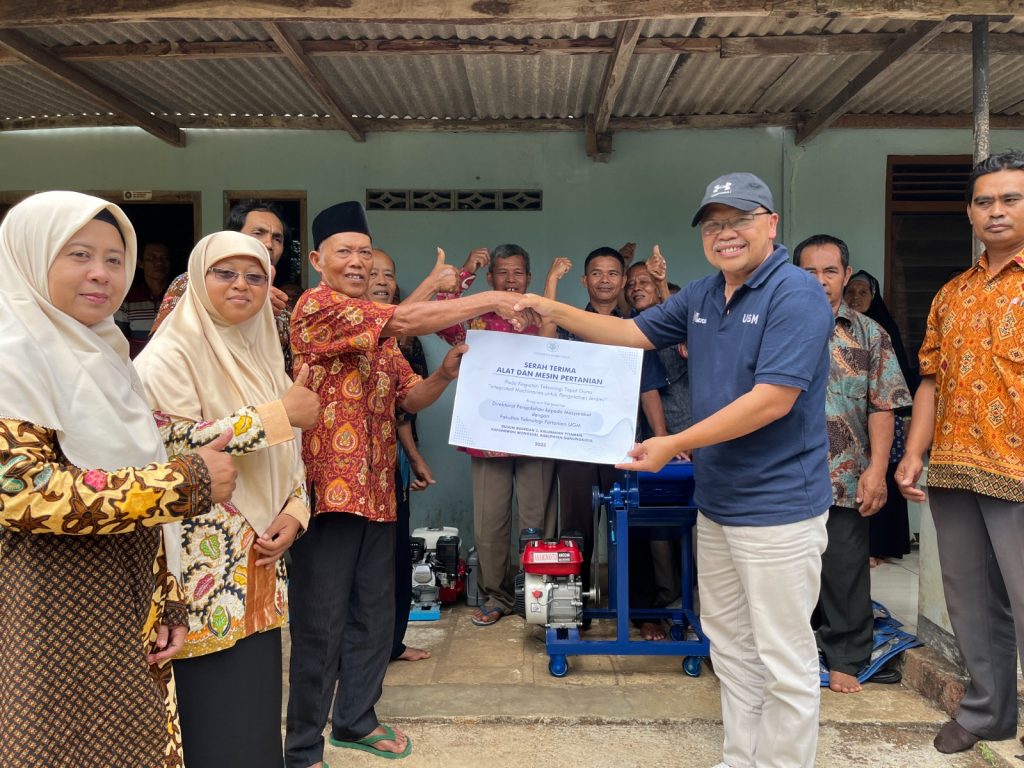 [:id]Sosialisasi dan Serah Terima Alsintan dalam Program Pengabdian Masyarakat Berbasis ...